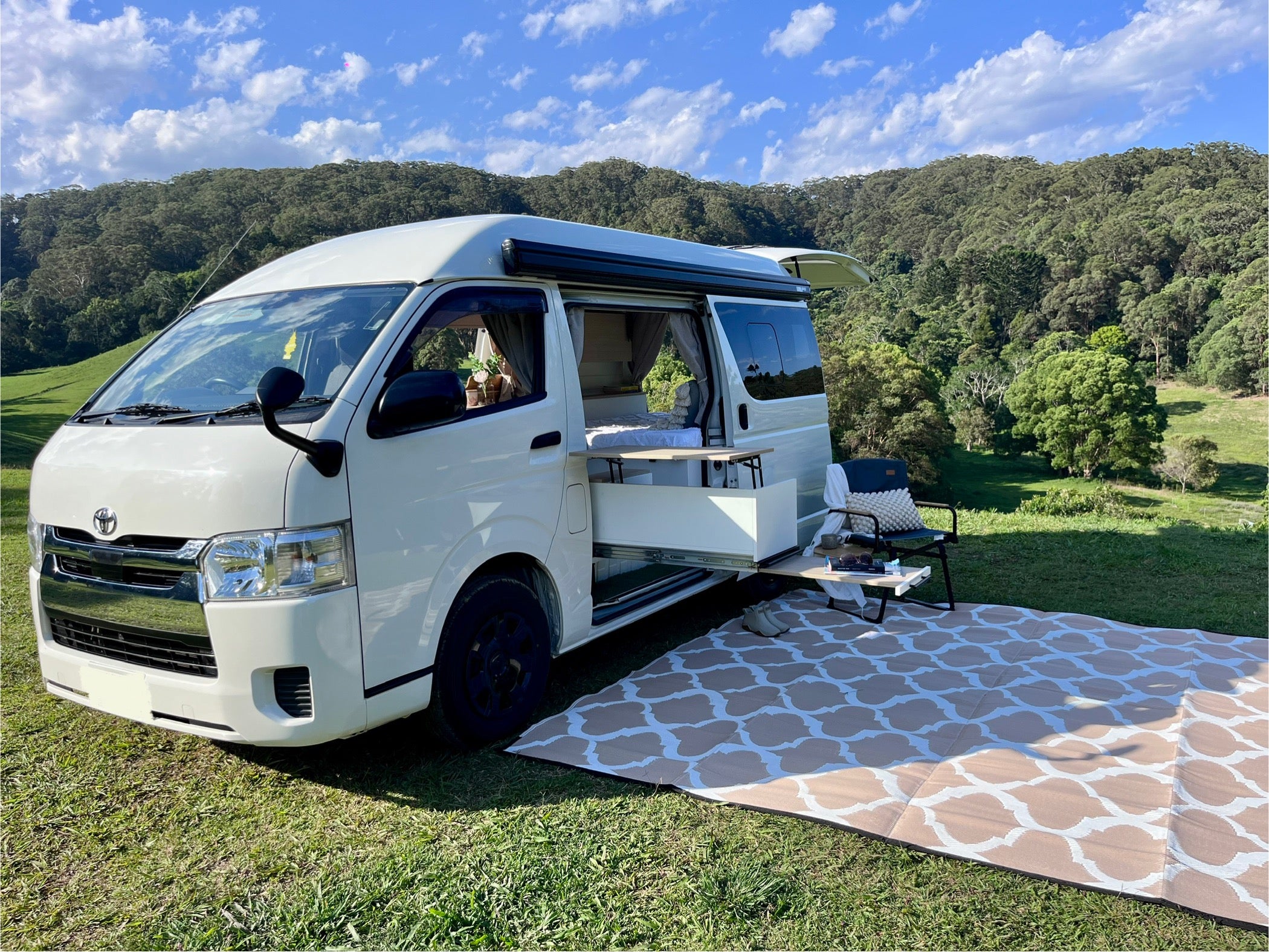 Toyota Hiace 200 LWB – STAGBIT Adventures